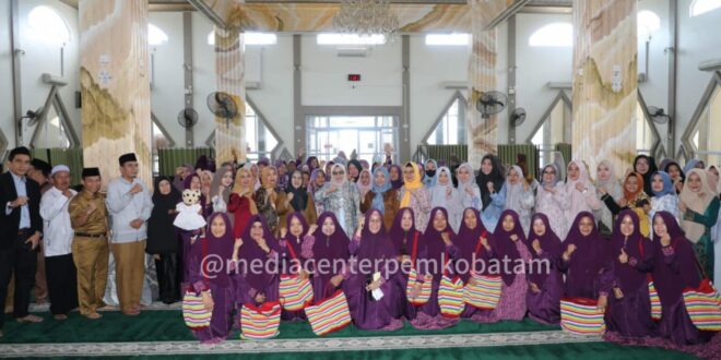 Bulan Ramadhan, Erlita Amsakar Bagikan Sembako untuk Lansia – Portal Tim Penggerak PKK Kota Batam